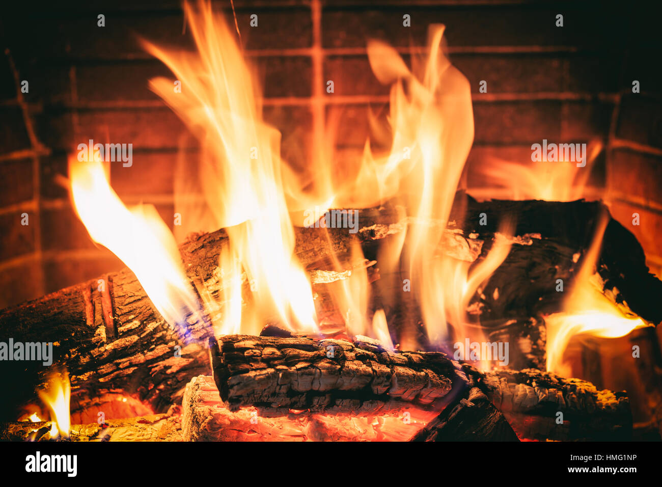Family log fire home hi-res stock photography and images - Alamy