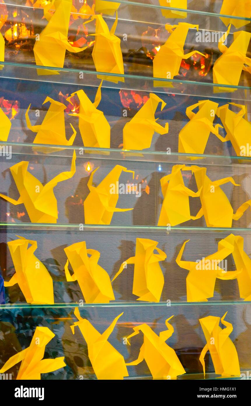 Paper figures hi-res stock photography and images - Alamy