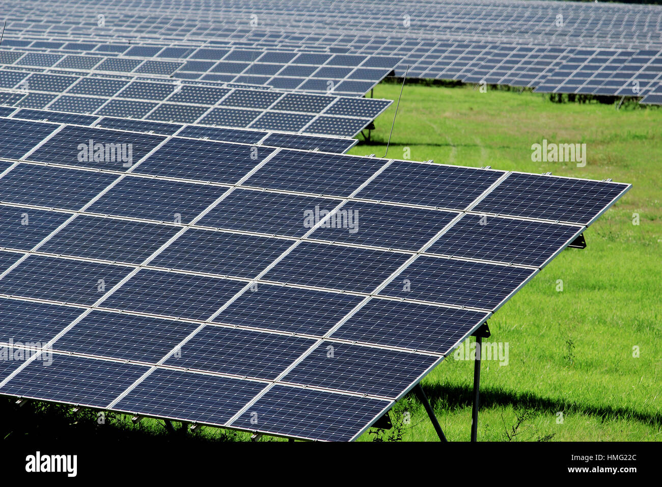 Solar cell array hi-res stock photography and images - Alamy