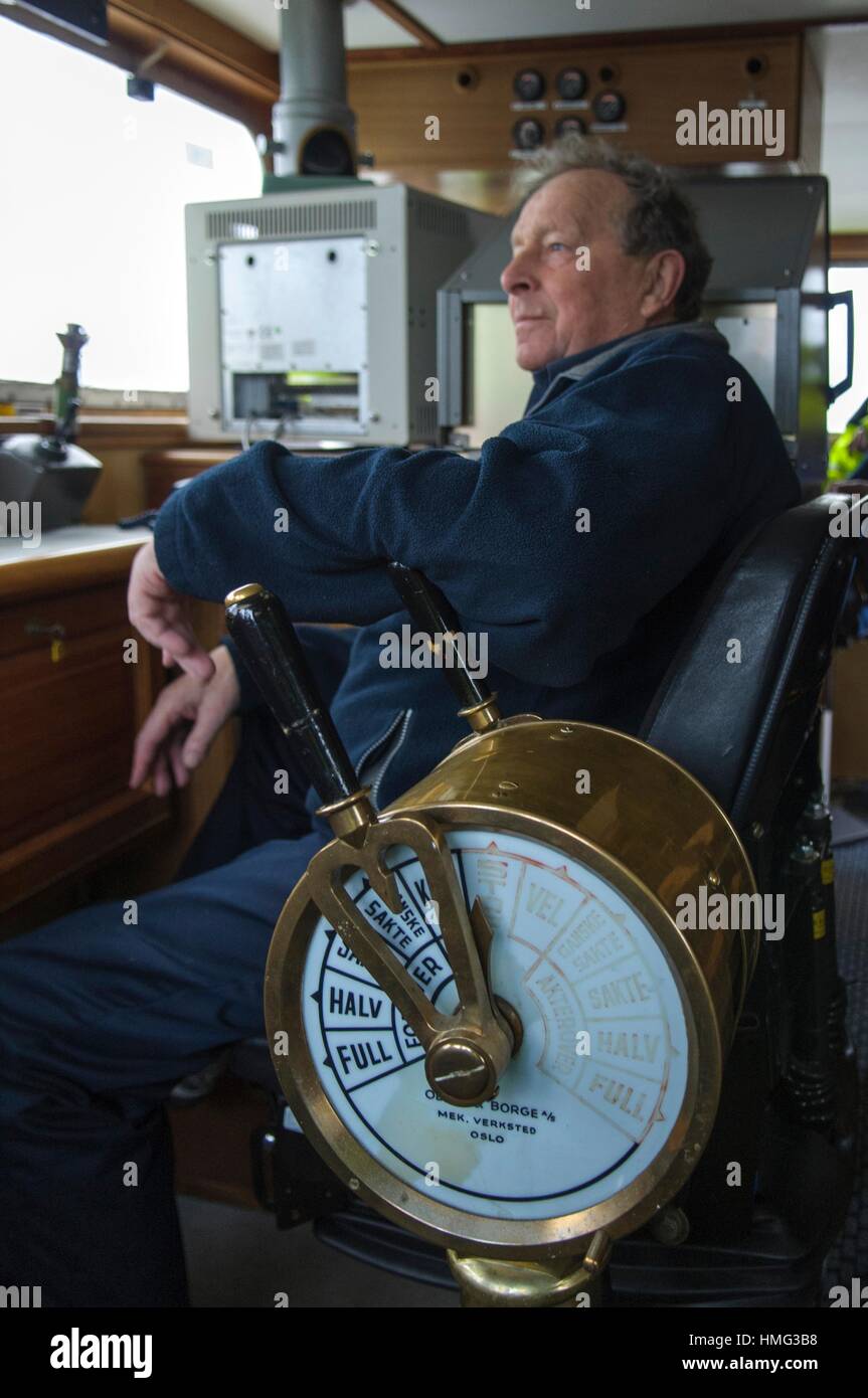 Captain ship bridge hi-res stock photography and images - Alamy