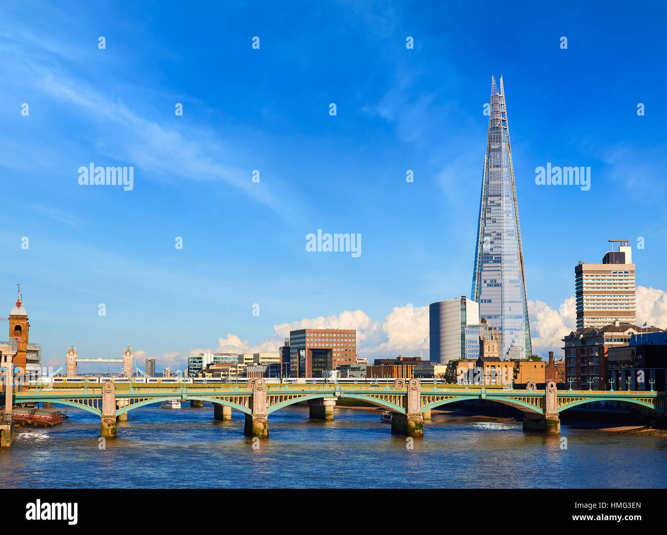 London millennium bridge skyline hi-res stock photography and images ...