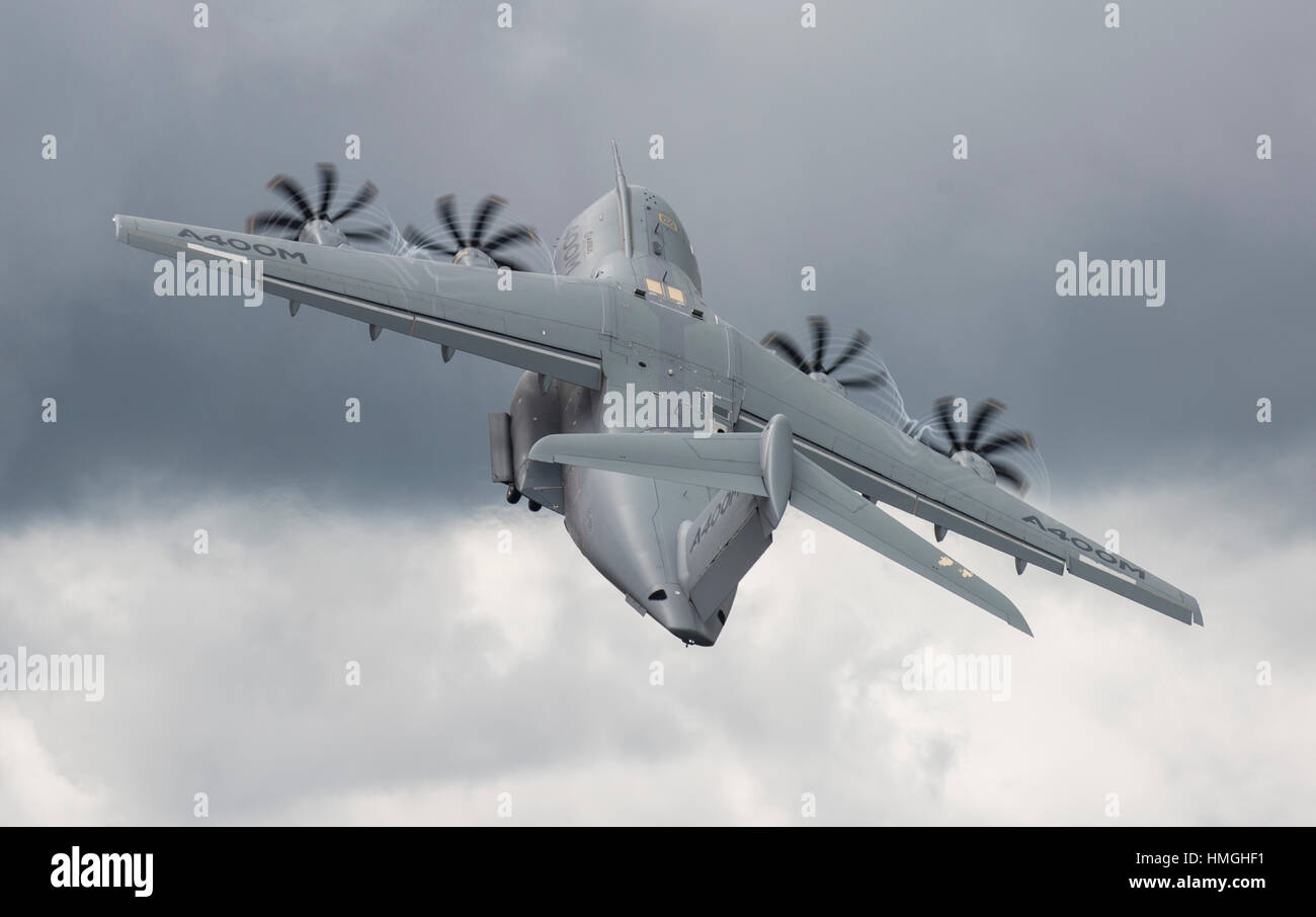 Airbus A400M Military Airlift Aircraft on steep take-off display flight ...
