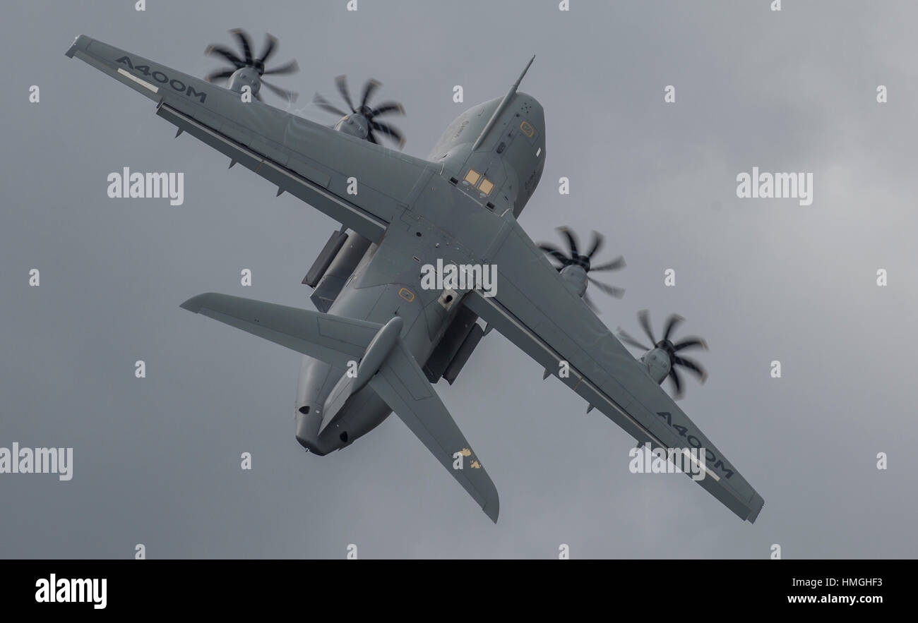 Airbus A400M Military Airlift Aircraft on steep take-off display flight ...
