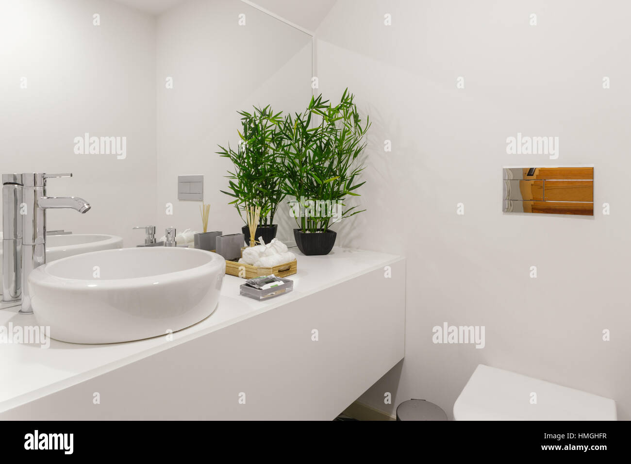 A cozy, fresh and clean modern bathroom Stock Photo - Alamy