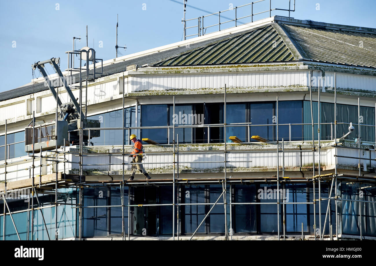 Scaffolder at work wearing regulation health and safety equiptment ...