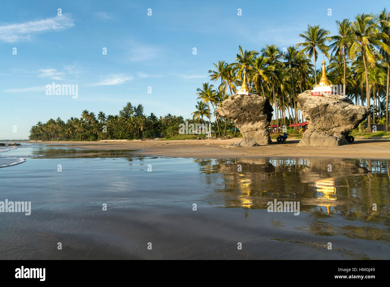 Pagoden am Sandstrand von Ngwe Saung, Myanmar, Asien | pagodas and ...