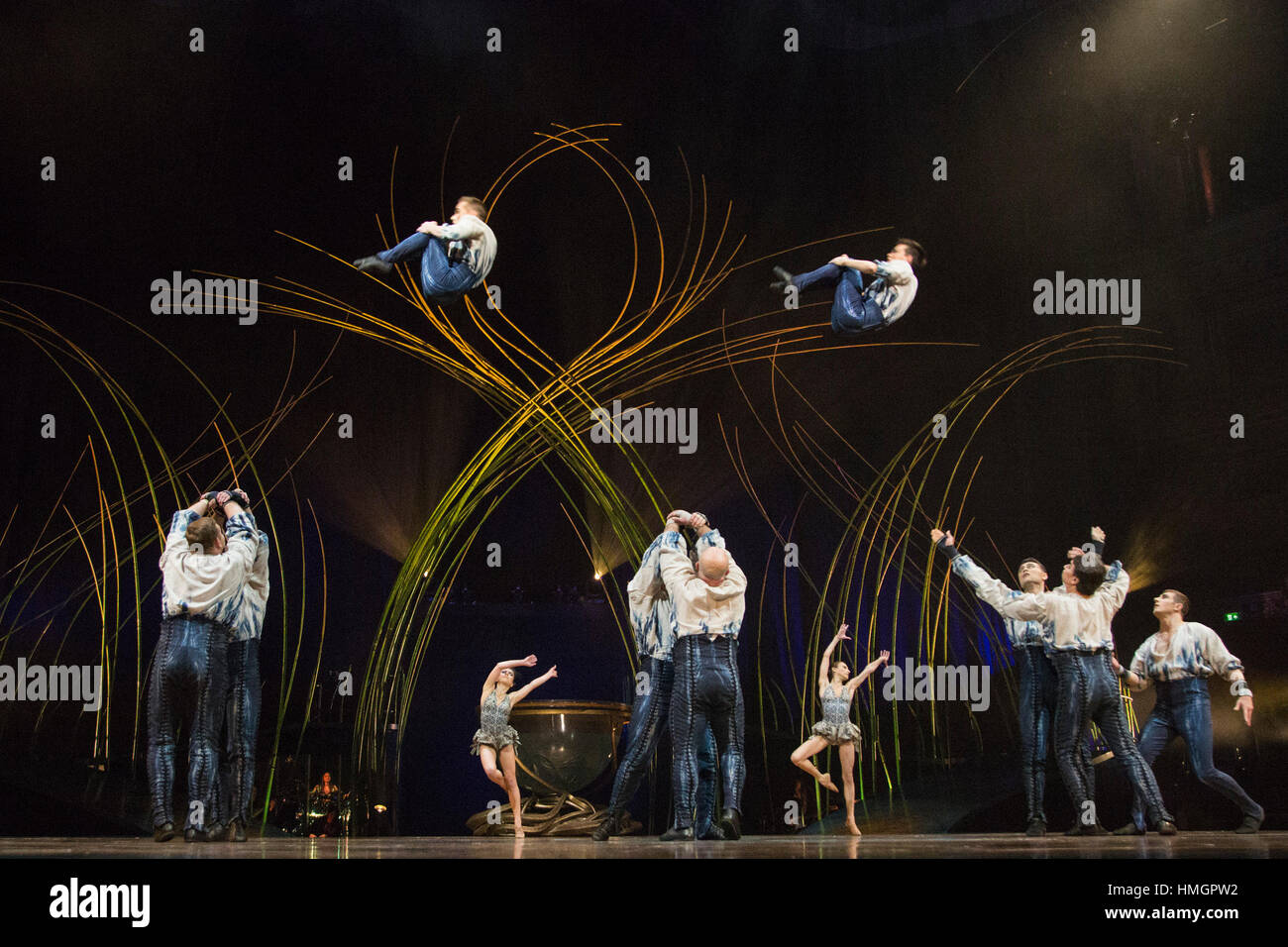 Acrobatic group hi-res stock photography and images - Alamy