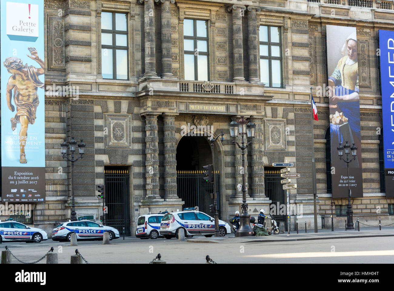 Paris, France. French Police Guard CLosed Louvre Museum after Terrorist ...