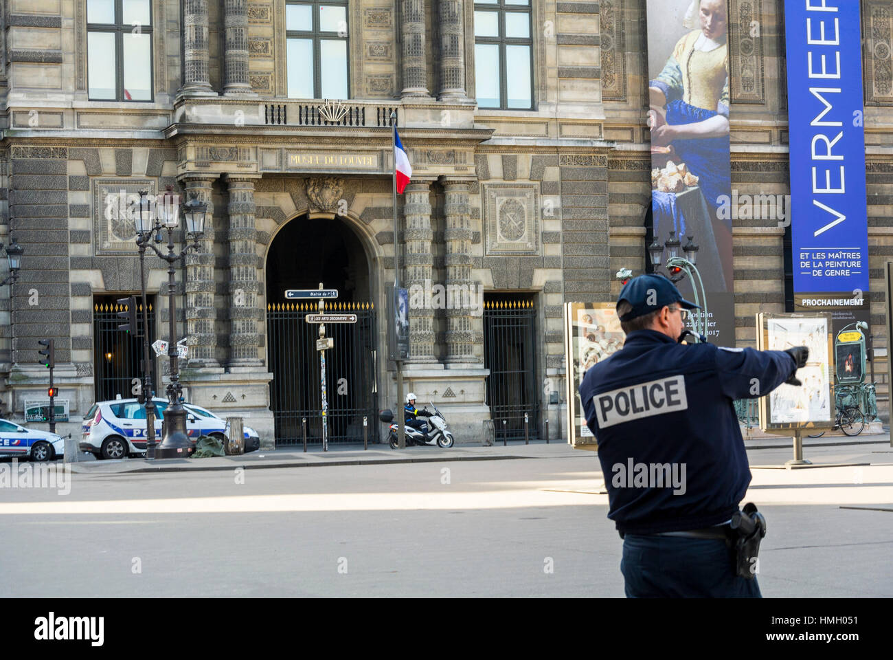 Security guard museum hi-res stock photography and images - Alamy