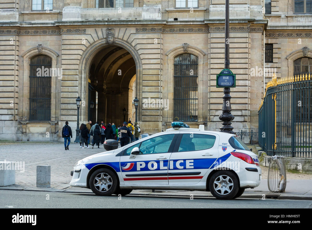 Paris, France. French Police Guard CLosed Louvre Museum after Terrorist ...
