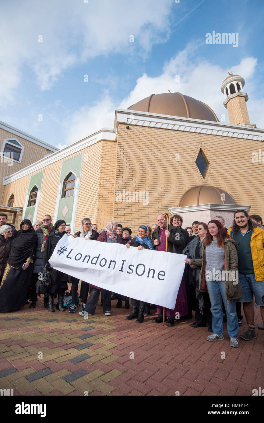 London, UK. 3rd Feb, 2017. A human circle of solidarity forms outside ...