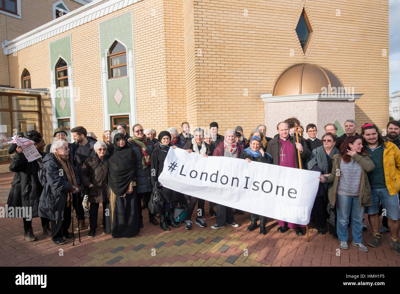 London, UK. 3rd Feb, 2017. A human circle of solidarity forms outside ...