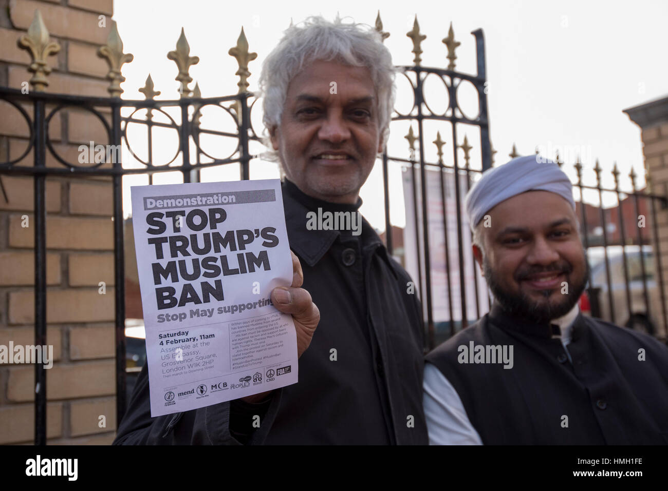 London, UK. 3rd Feb, 2017. Local mosque members join a human circle of ...