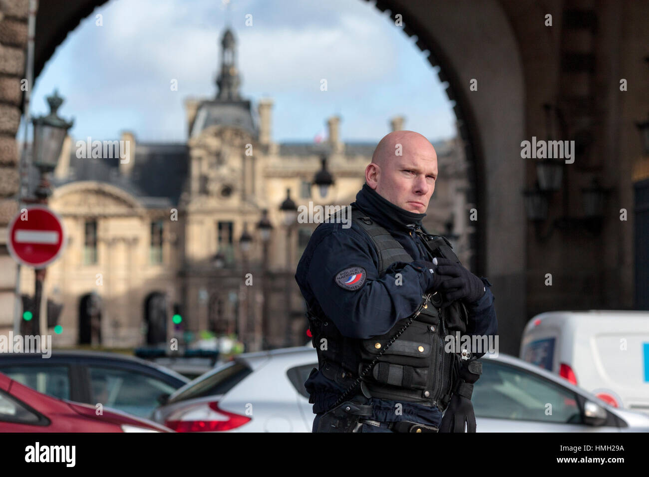 Paris, France. 3rd Feb, 2017. A French police officer stands guards in ...