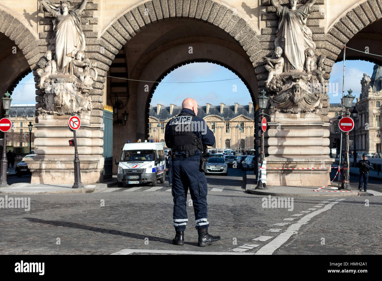 Paris, France. 3rd Feb, 2017. A French police officers stand guards in ...