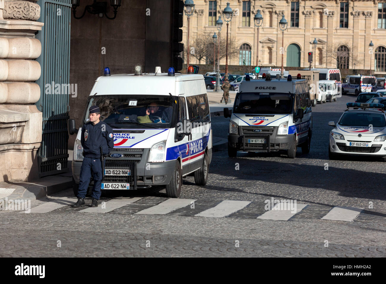 Paris, France. 3rd Feb, 2017. A French police officers stand guards in ...