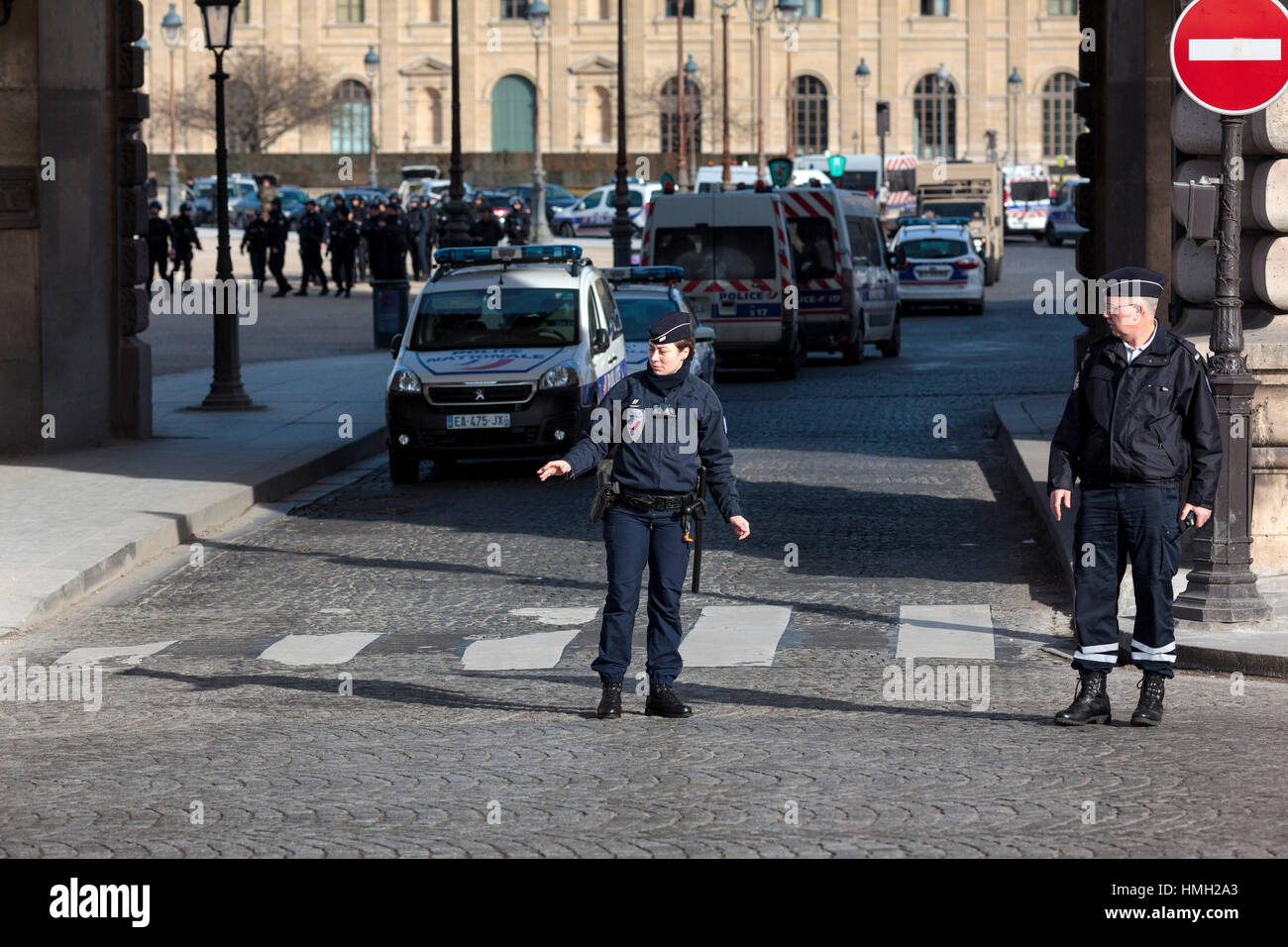 Paris, France. 3rd Feb, 2017. A French police officers stand guards in ...