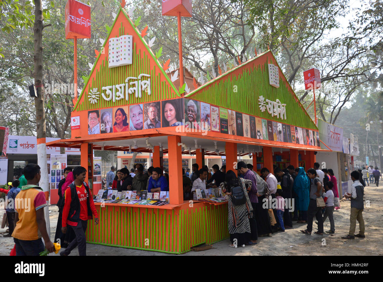 Dhaka, Bangladesh. 03rd Feb, 2017. Bangladeshi shoppers brows books at ...