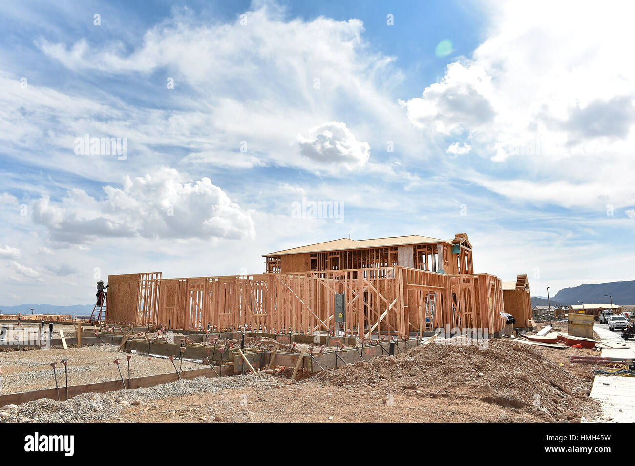 Las Vegas, Nevada, USA. 19th Oct, 2015. Carpenters work on new single ...