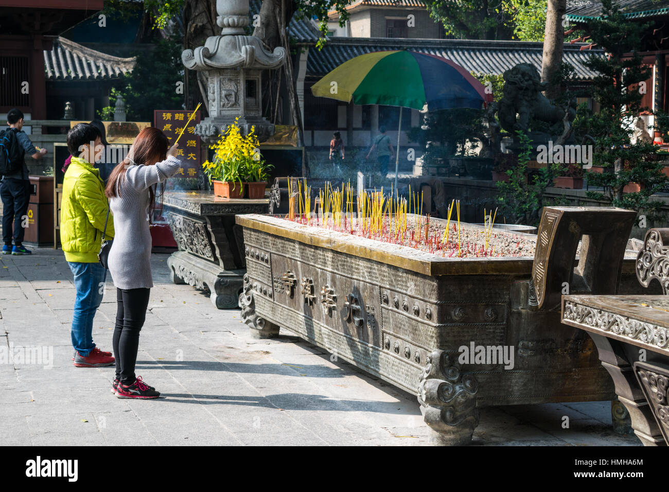 Chinese worshippers praying with incense sticks at Guangxiao Temple in ...