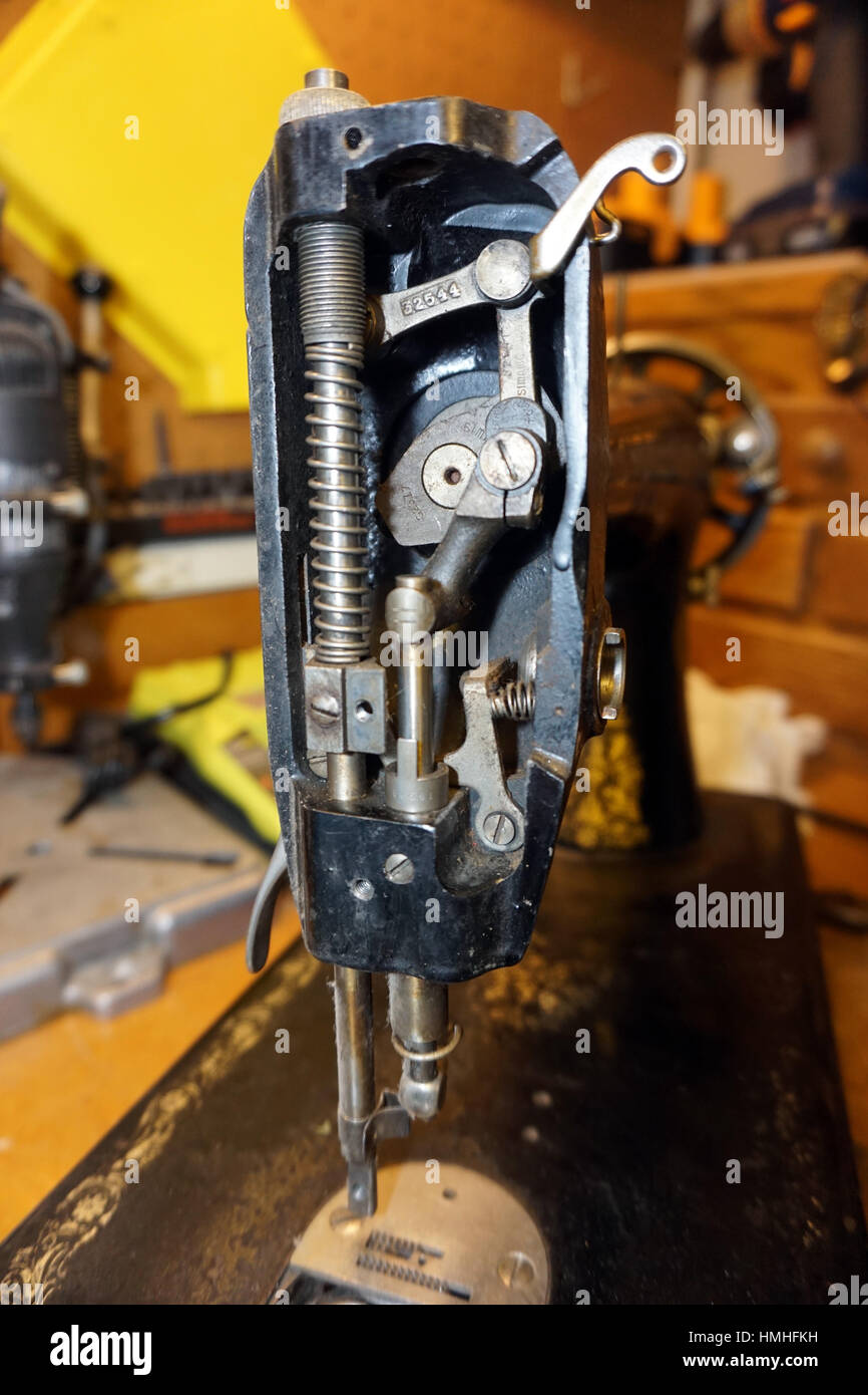 Singer antique sewing machine hi-res stock photography and images - Alamy