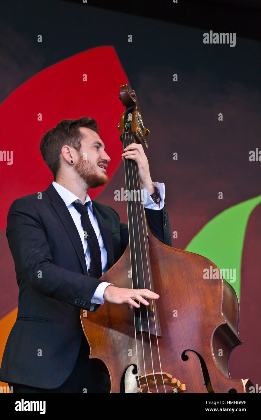 ANDREW FOREMAN plays base for DAVINA AND THE VAGABONDS on the Jimmy ...