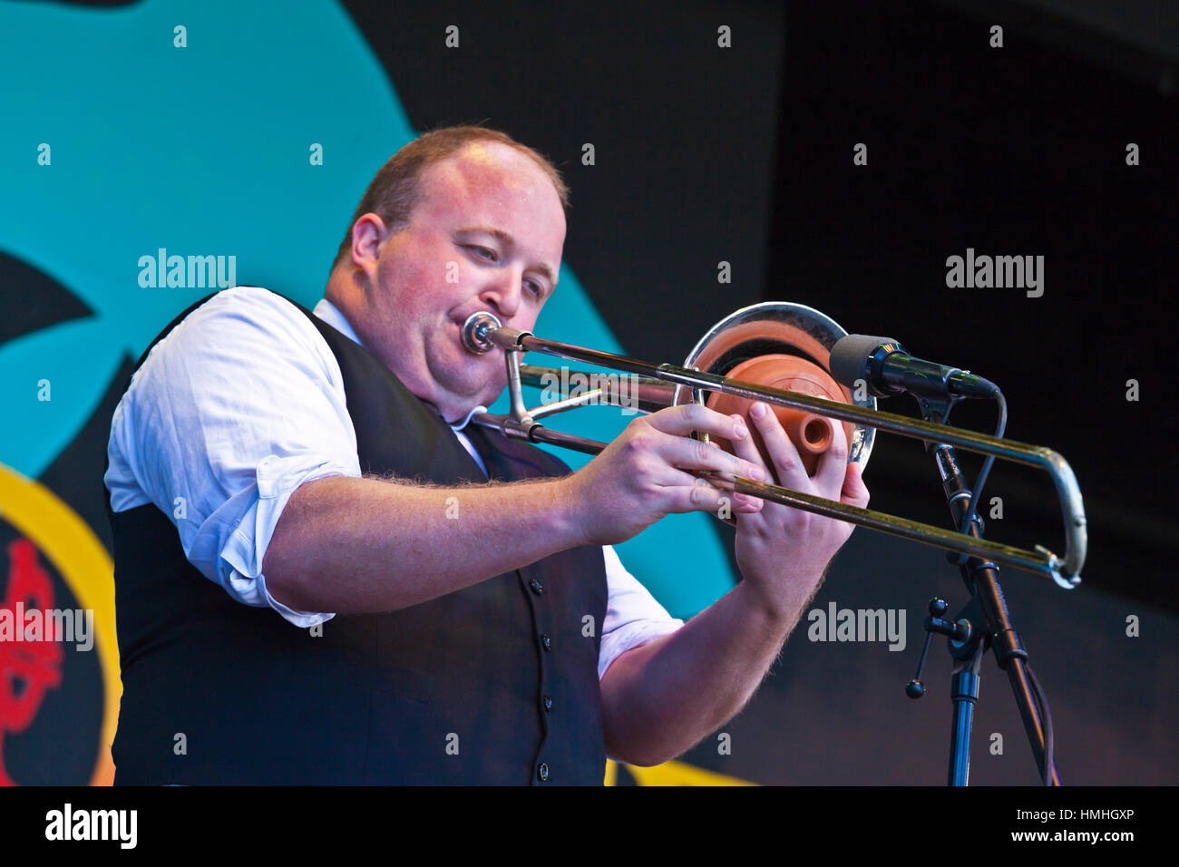ZACH LOZIER plays trumpet for DAVINA AND THE VAGABONDS on the Jimmy ...