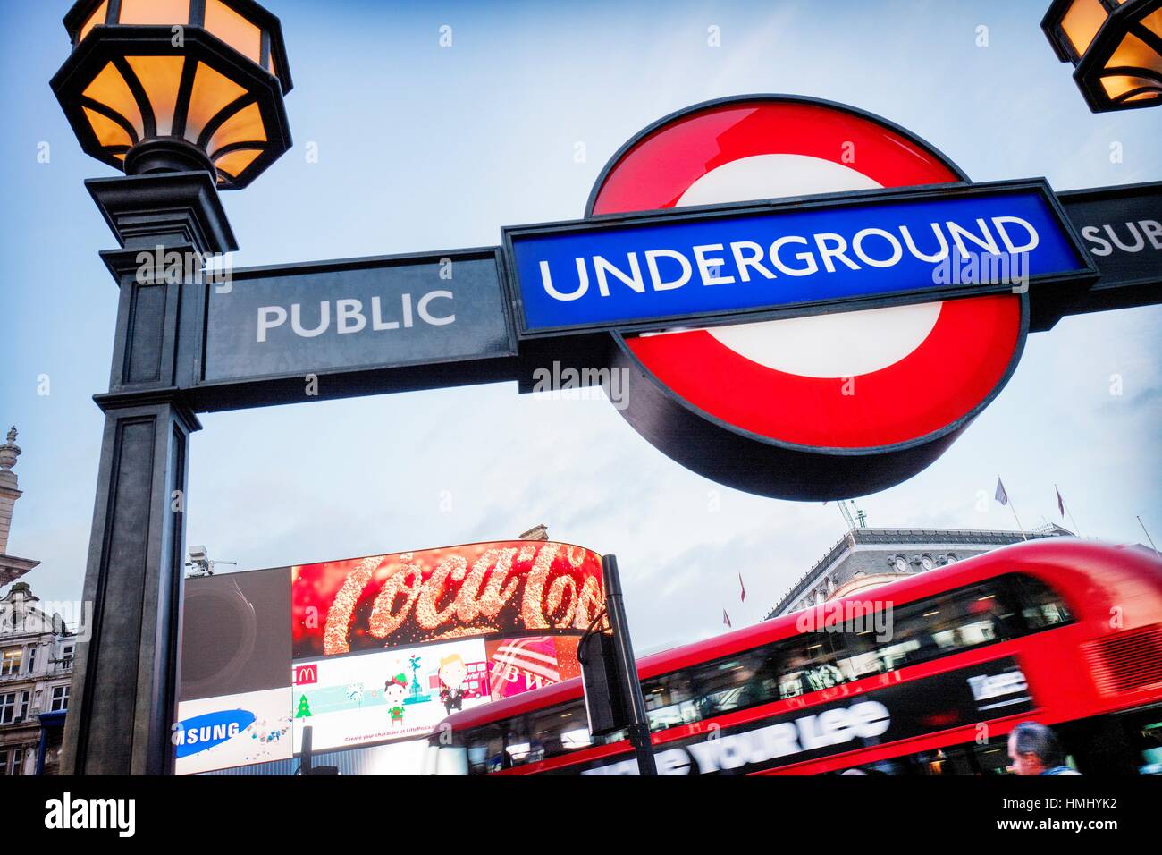 Bus video displays piccadilly hi-res stock photography and images - Alamy