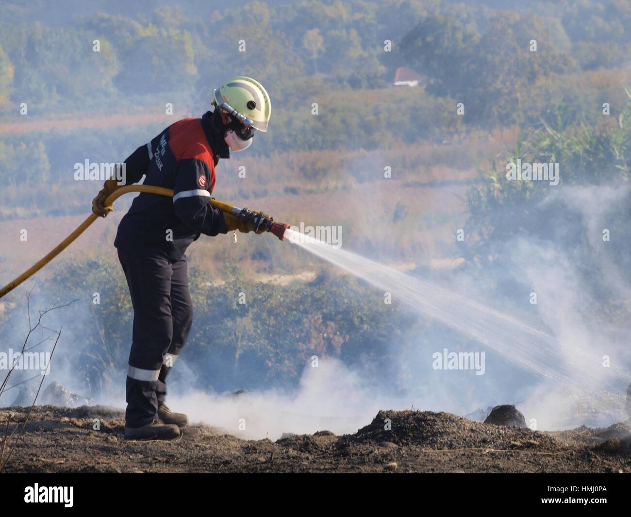 Fire man fire fighting hi-res stock photography and images - Alamy