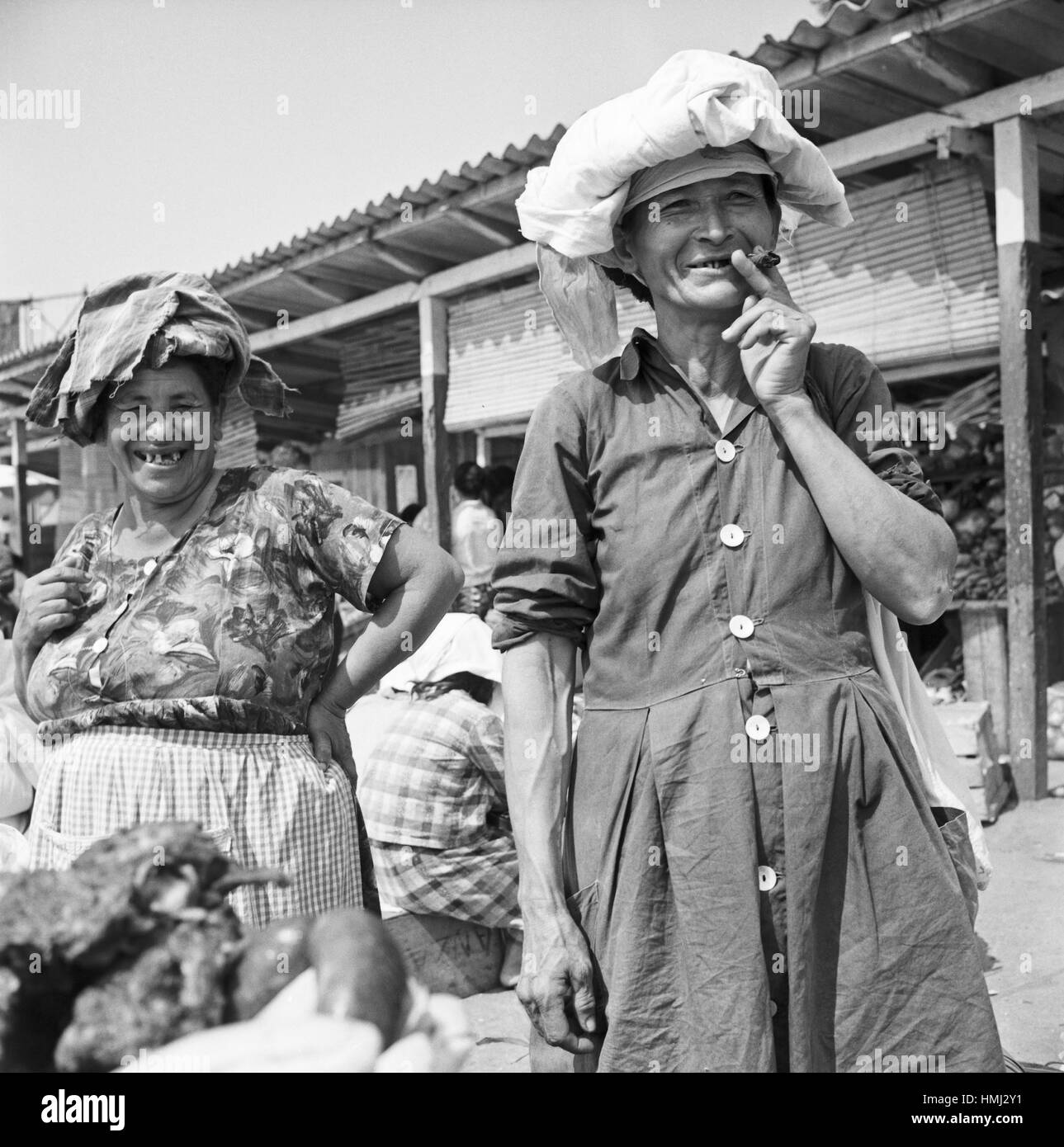 Lächelnde Frauen auf dem Paraguayer-Markt in Posadas, Argentinien 1964 ...