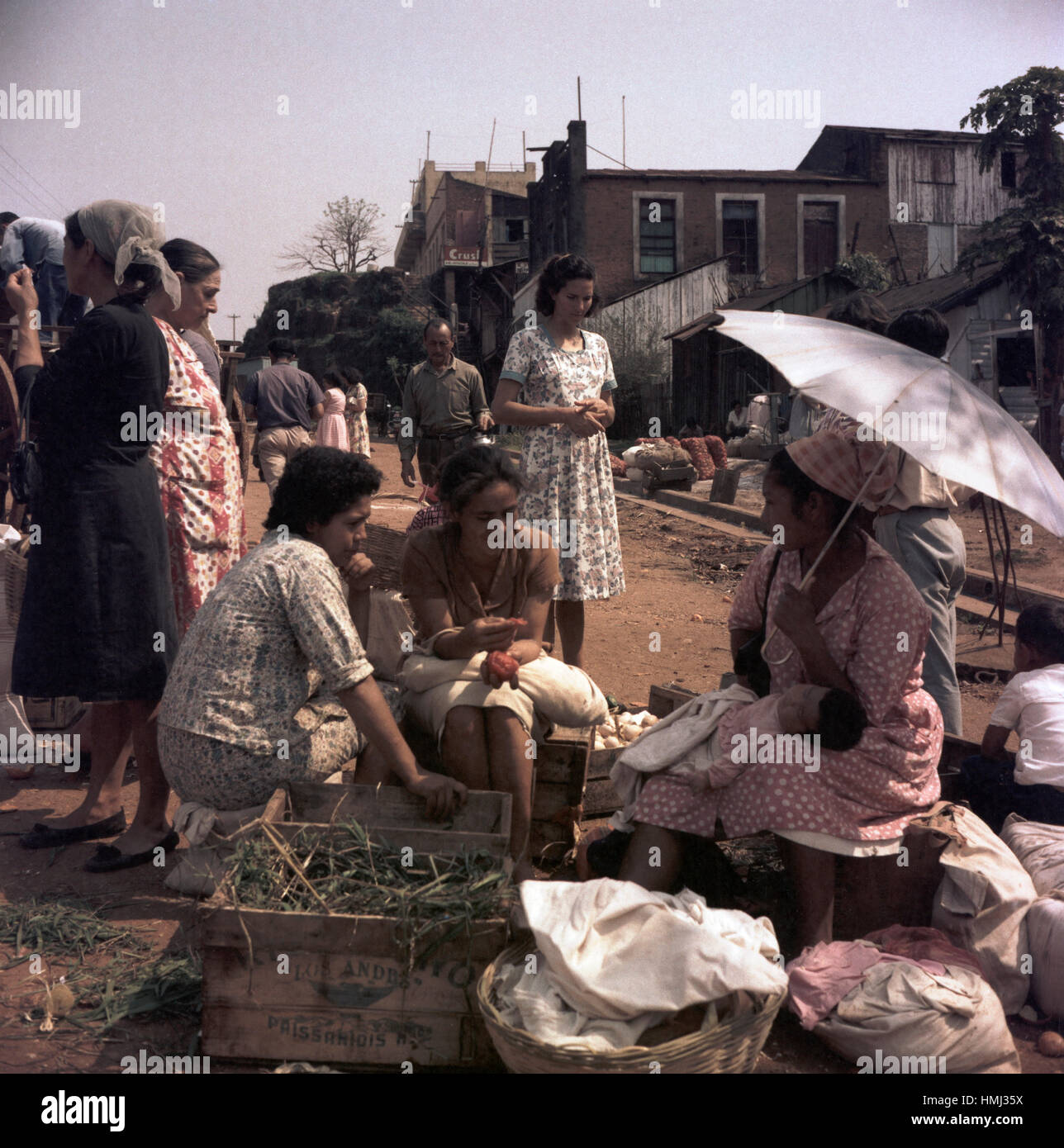 Junge Frauen auf dem Paraguayer-Markt in Posadas, Argentinien 1964 ...