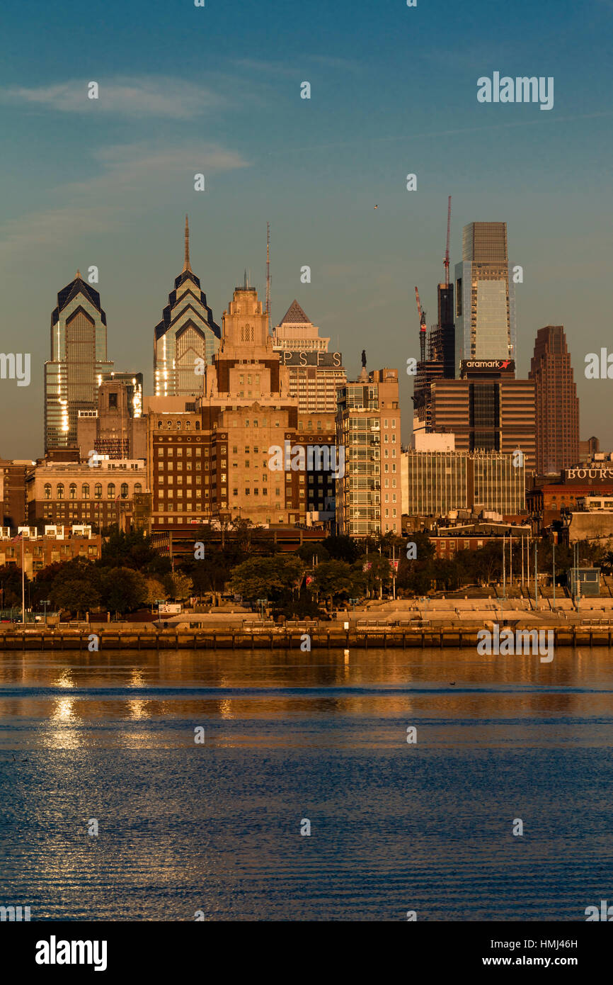 Philadelphia skyline 2016 hi-res stock photography and images - Alamy