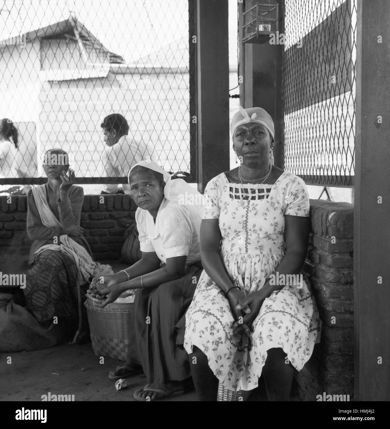 Frauen in Paramaribo, Suriname 1966. Women in Paramaribo, Suriname 1966 ...