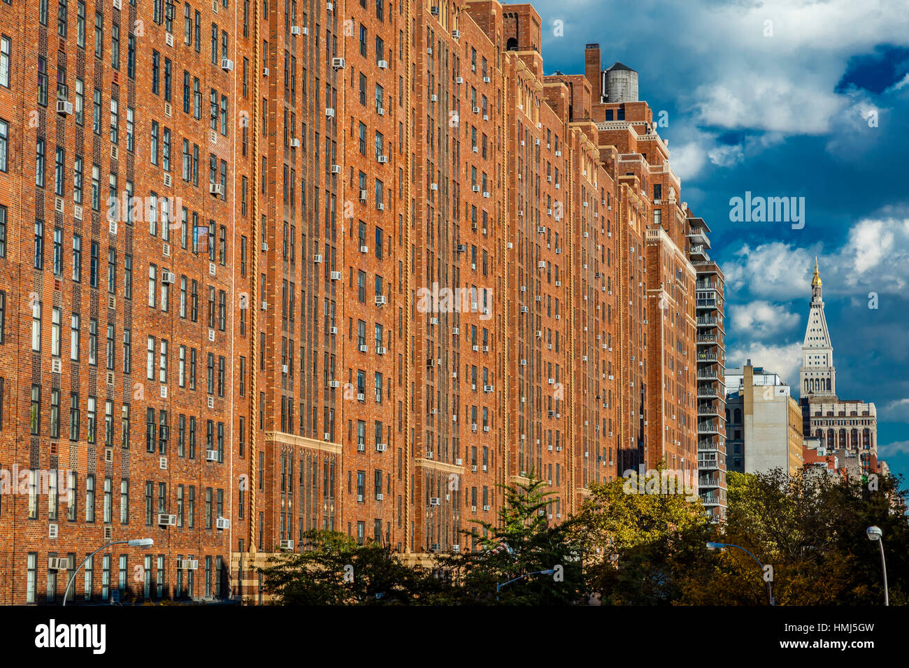 Brick apartment buildings hi-res stock photography and images - Alamy