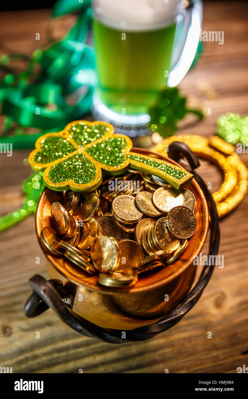 St. Patrick's day concept: Pot full of gold coins Stock Photo - Alamy