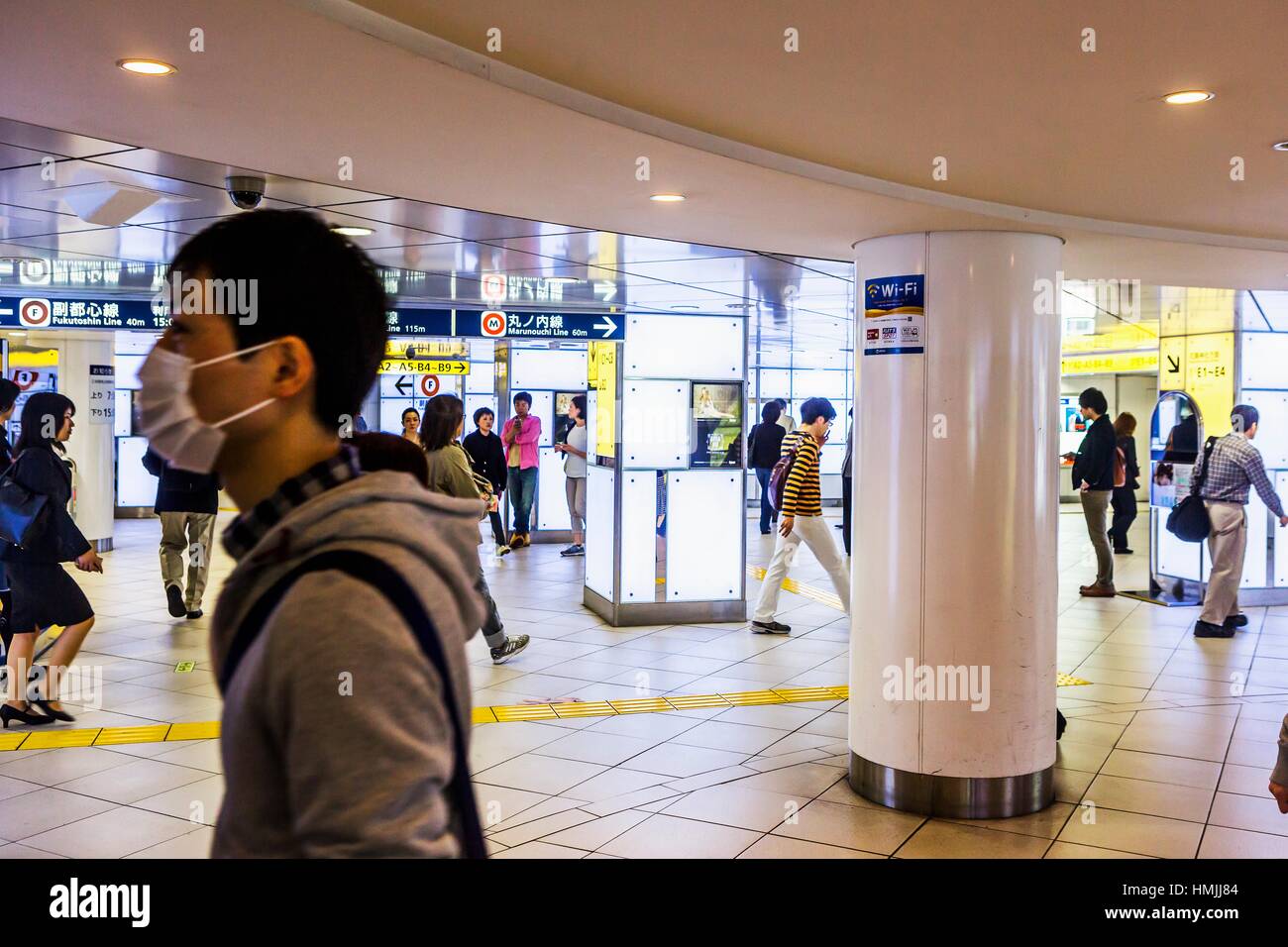 People walking underground in tokyo hi-res stock photography and images ...