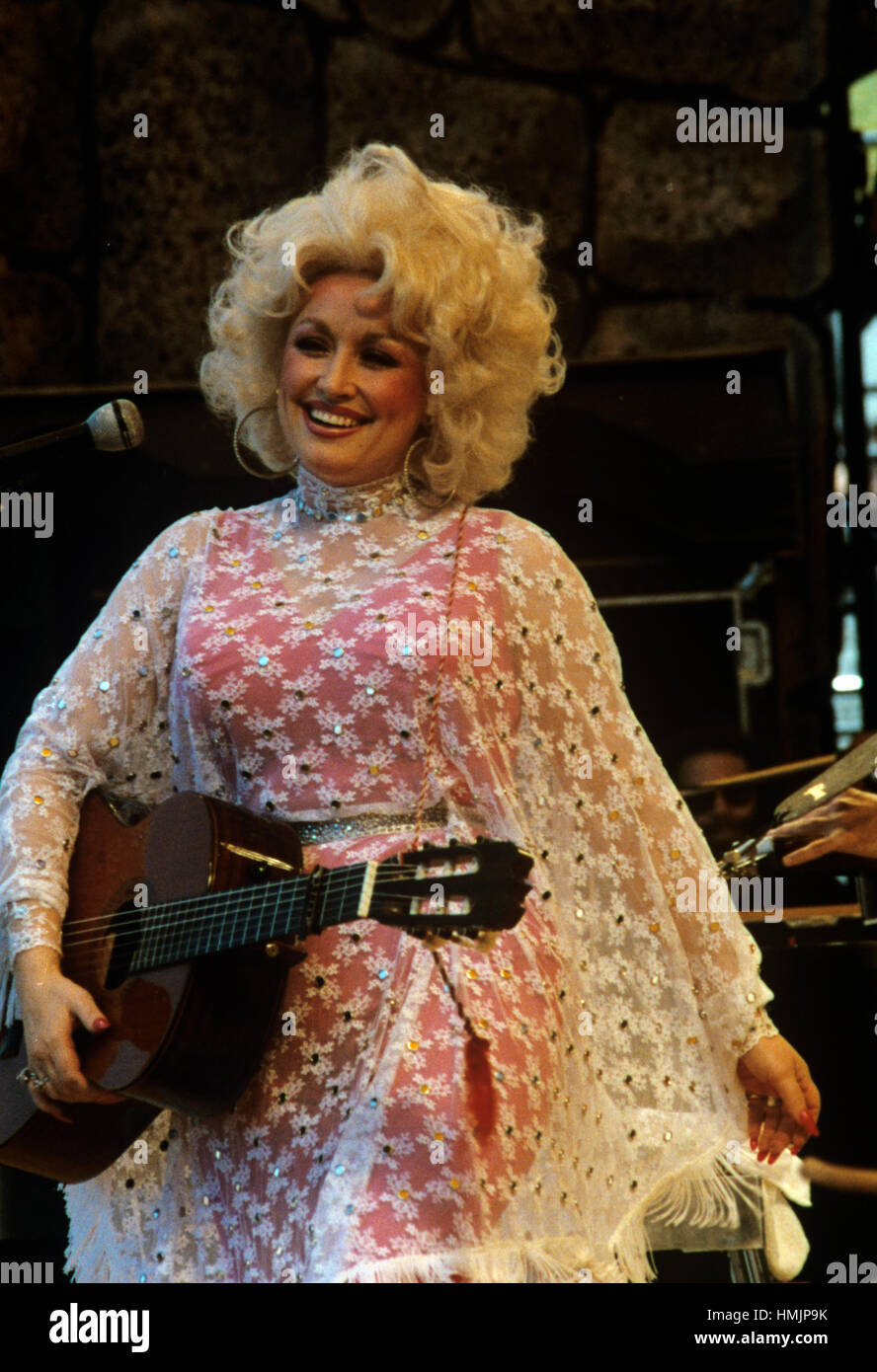 Dolly parton full length hi-res stock photography and images - Alamy