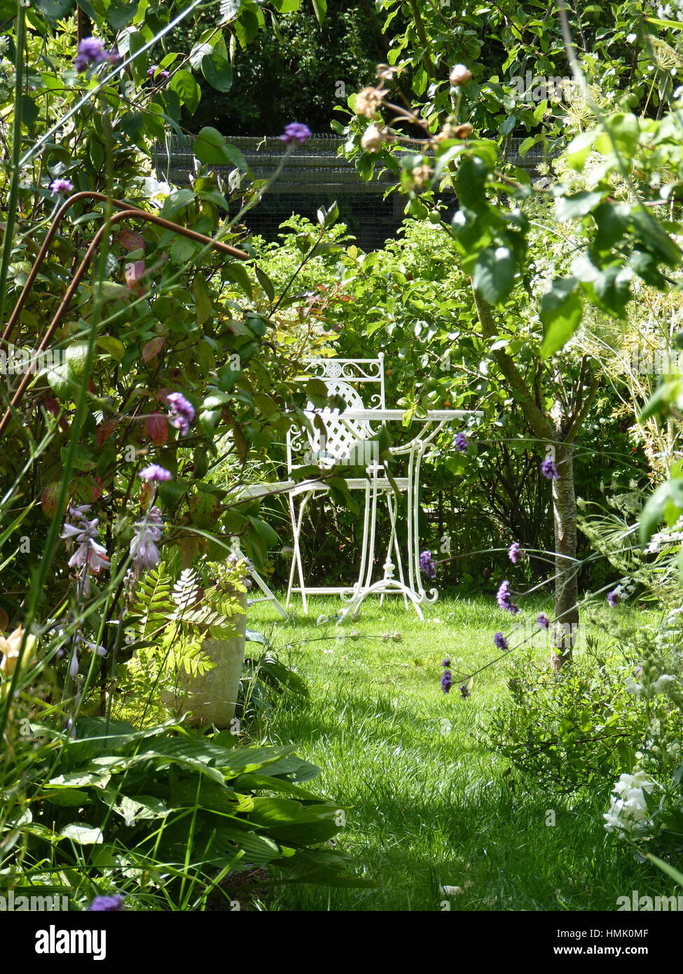 Shade garden seating hi-res stock photography and images - Alamy