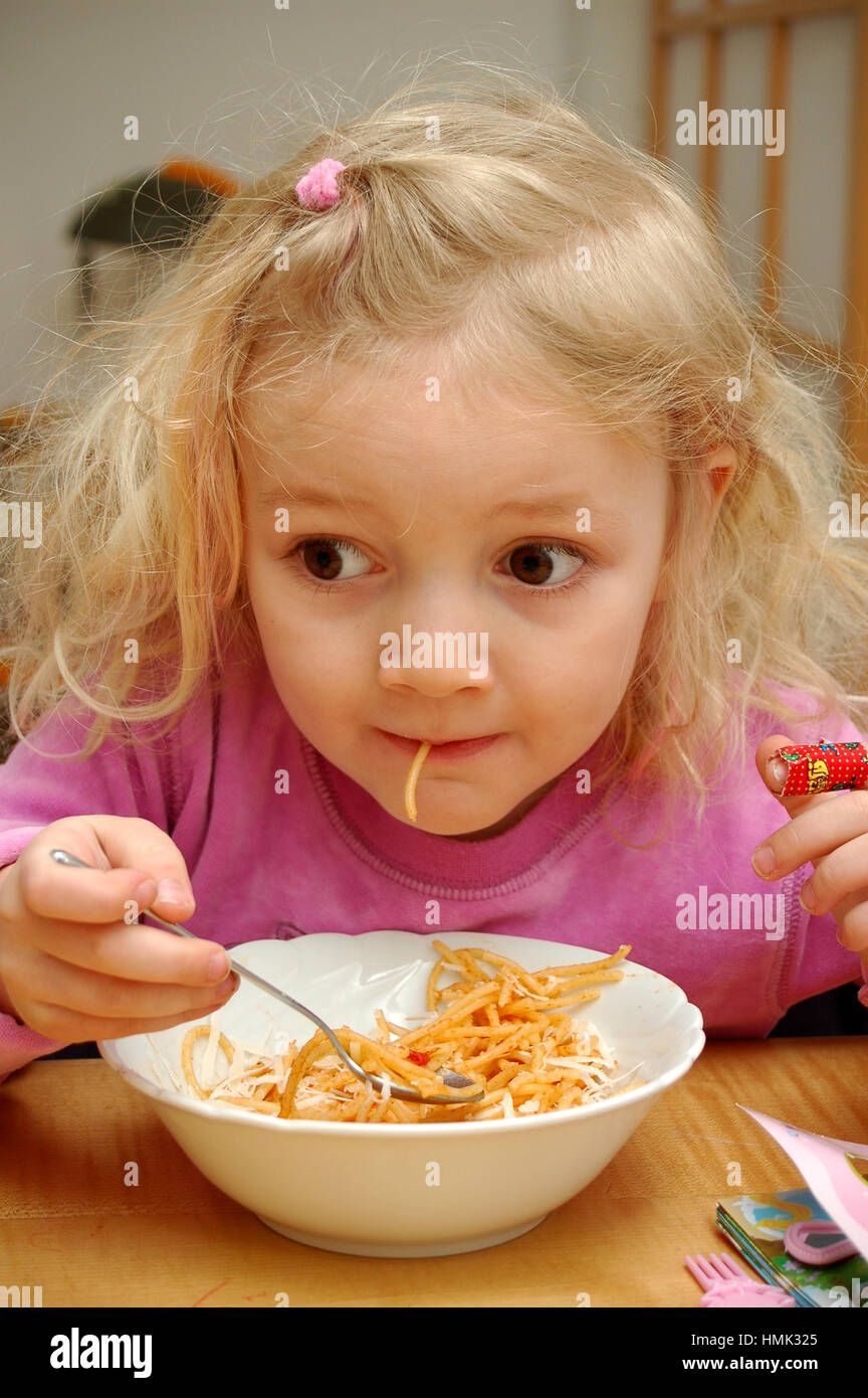 Child eats spaghetti Stock Photo - Alamy
