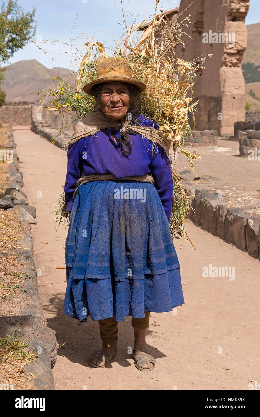 Peruvian peru woman old south load hi-res stock photography and images ...