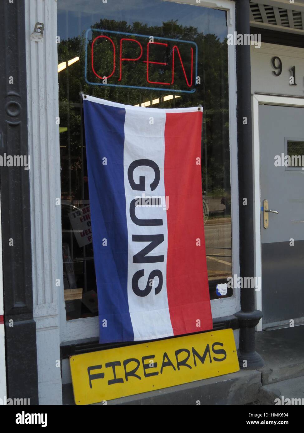 Open storefront hi-res stock photography and images - Alamy