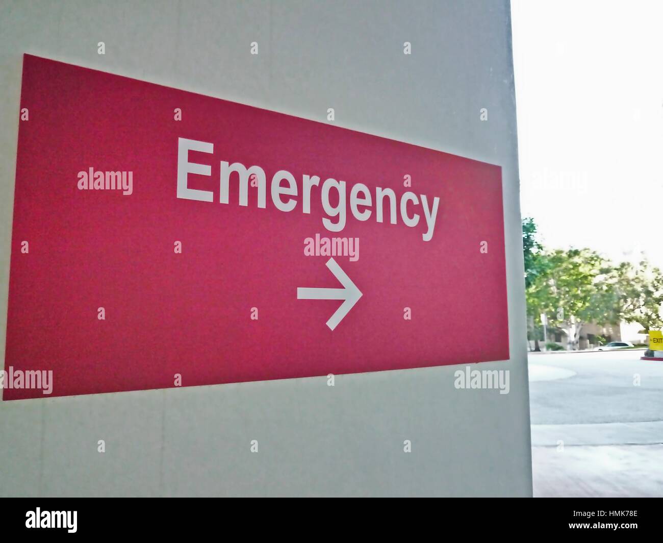 Hospital sign pointing toward the Emergency entrance Stock Photo - Alamy