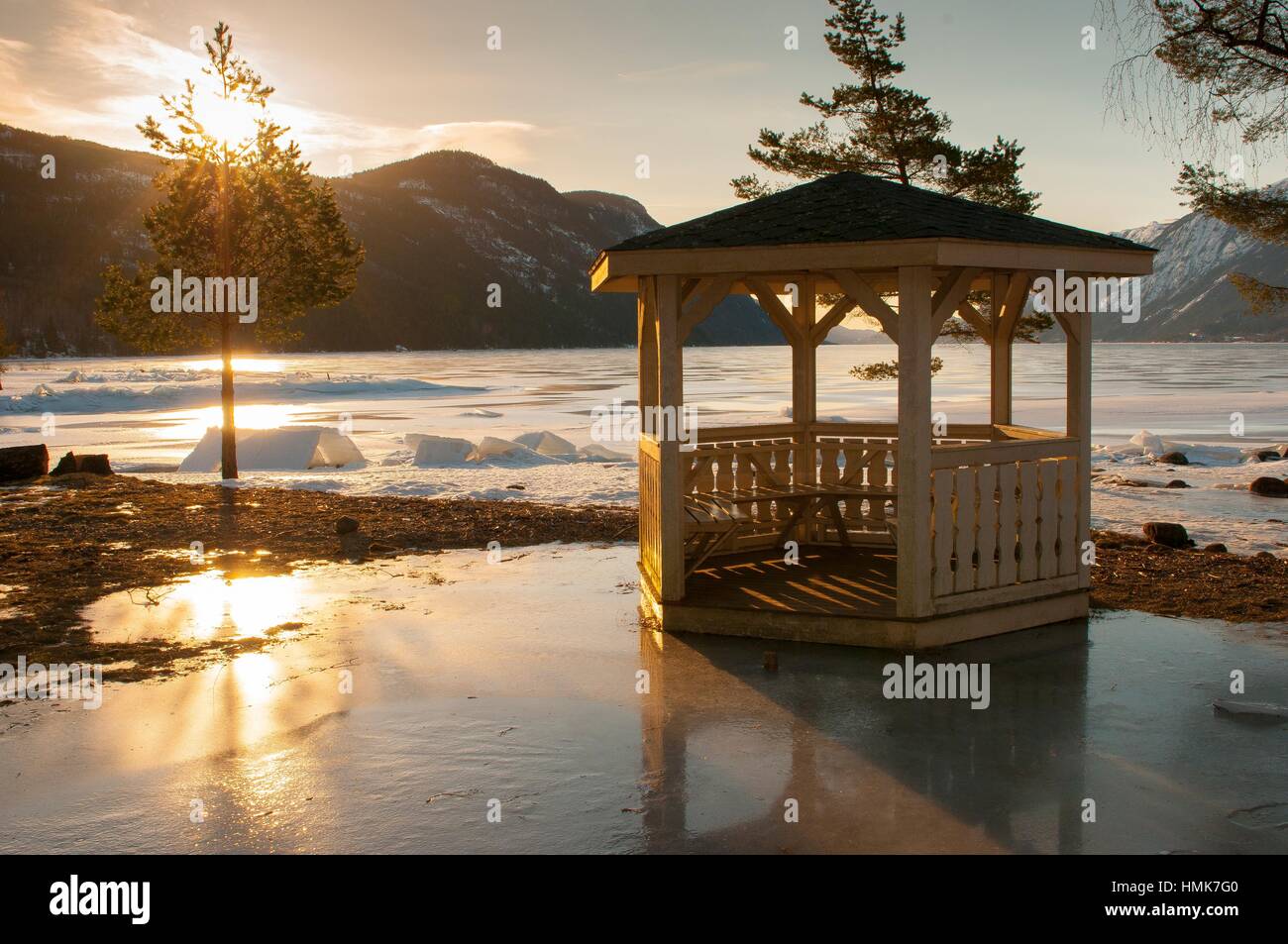 Tinnsja sunrise on frozen lake. Sandviken camping. Rjukan. Norway Stock ...