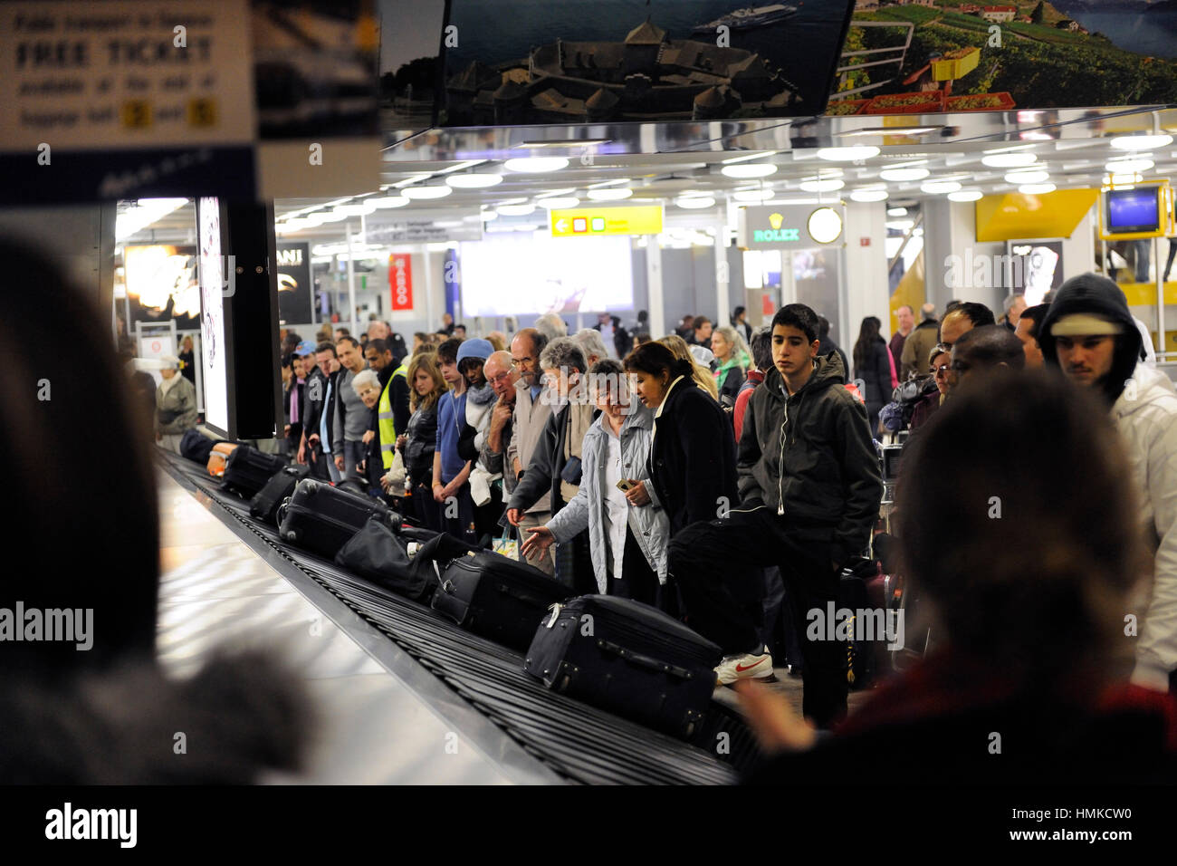 Queue at airport with skis hi-res stock photography and images - Alamy