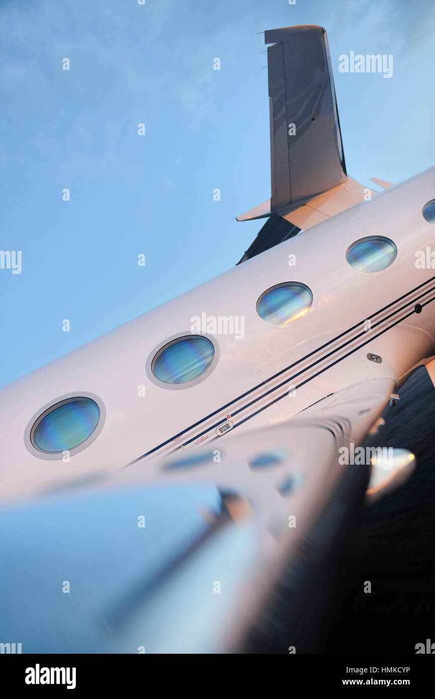 leading-edge wing windows Gulfstream 450 tail-fin G550 parked behind in ...