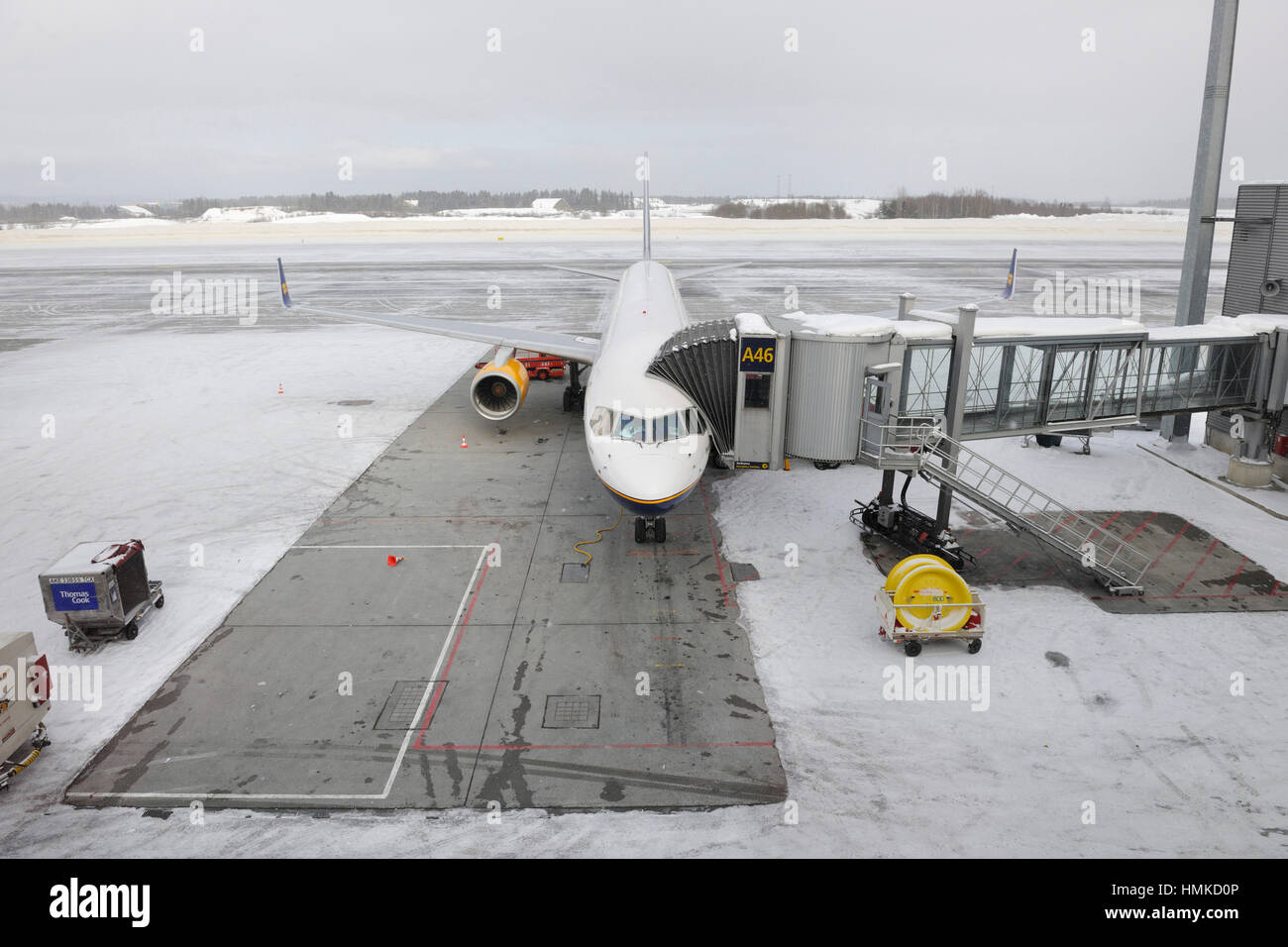 Side view jet boeing 757 hi-res stock photography and images - Alamy