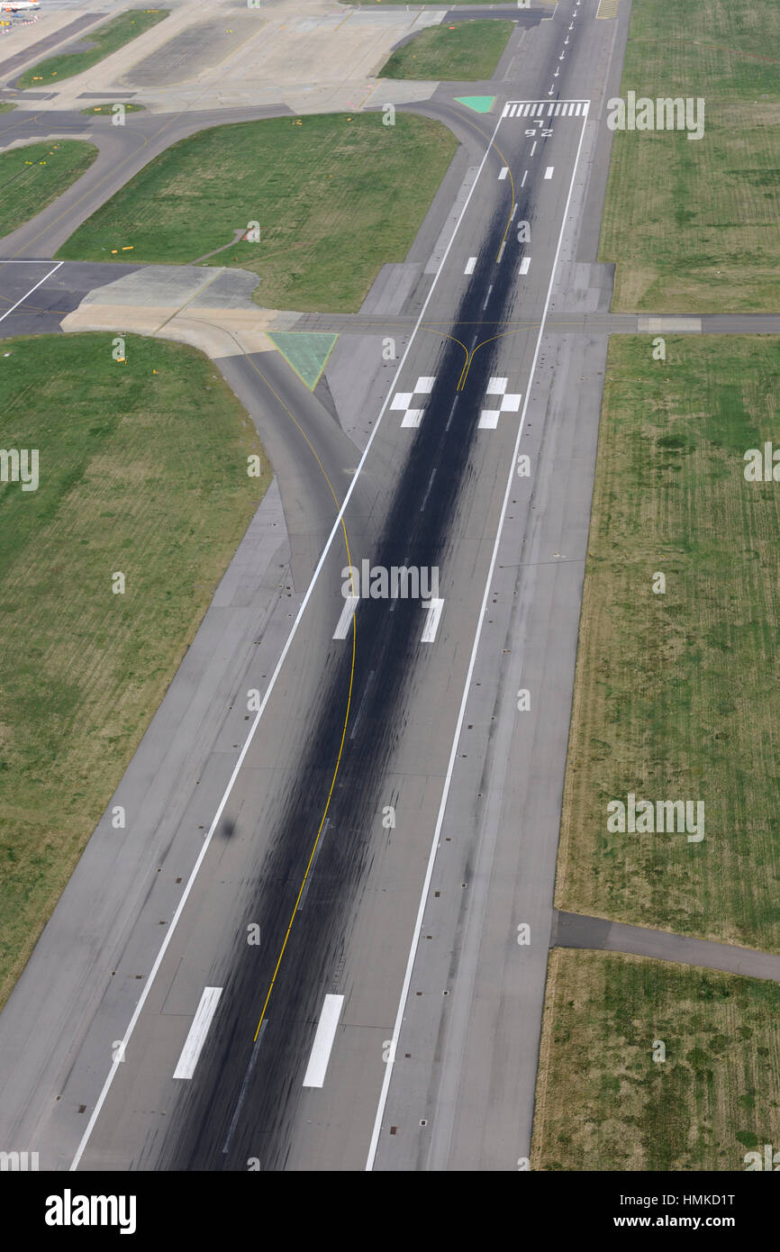 empty runway at LondonÕs Gatwick airport while UK airspace was closed 6 ...