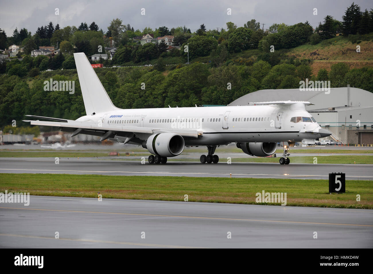 Boeing 757-200 Catfish landing with trees and houses behind Stock Photo ...