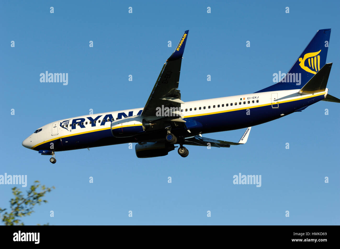 Ryanair Boeing 737-800 on final-approach at Gatwick Stock Photo - Alamy