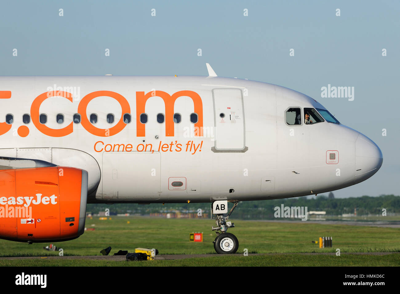 Easyjet airbus a319 taxiing hi-res stock photography and images - Alamy